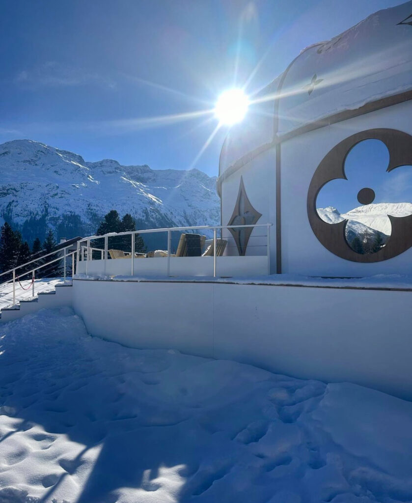 Khám phá nét quyến rũ độc đáo của L.ouis V.uitton Yurt ở St. Moritz đầy ...